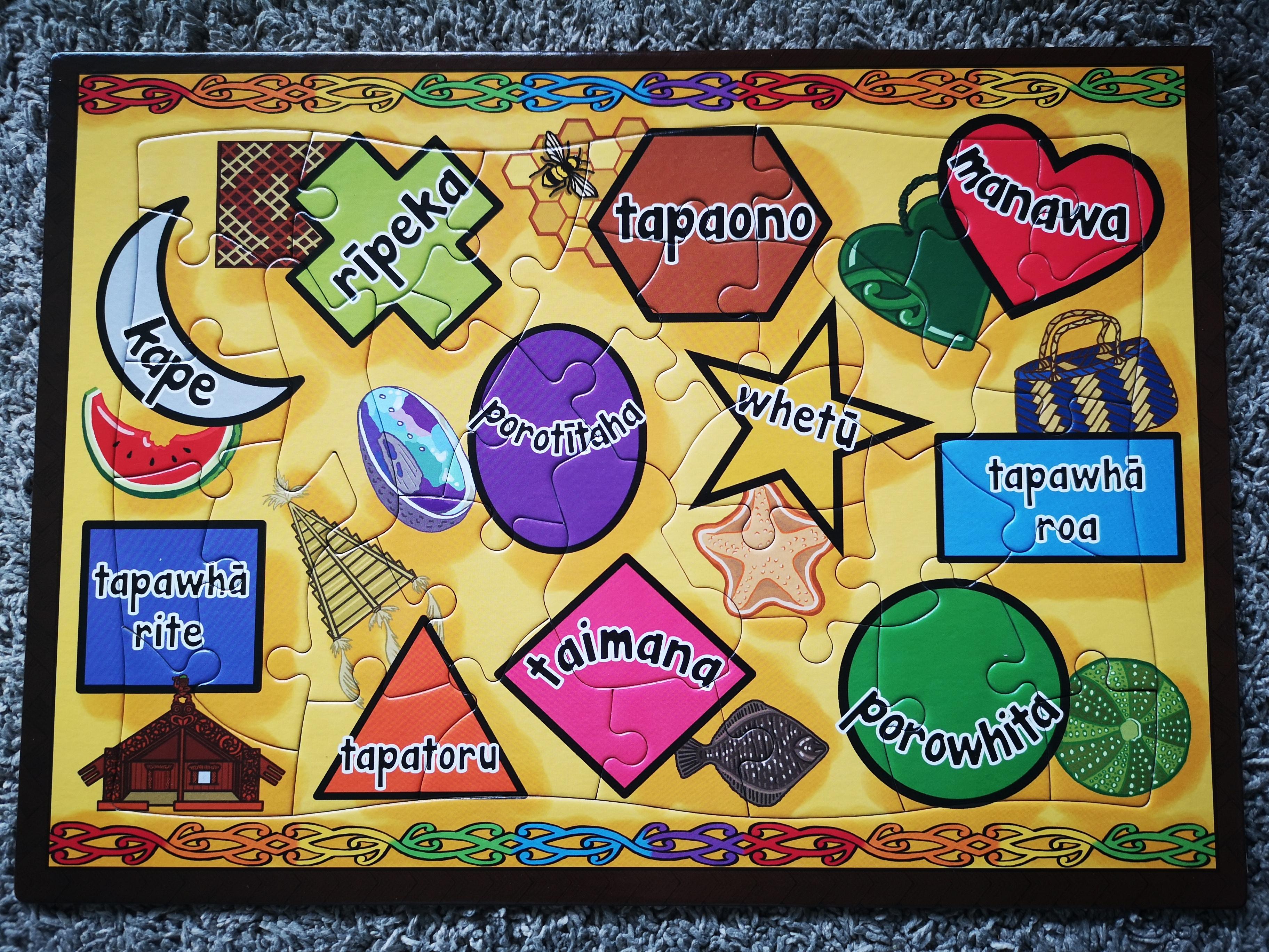 Te Reo Māori 35 Piece Puzzle - Shapes / Ngā Āhuahanga